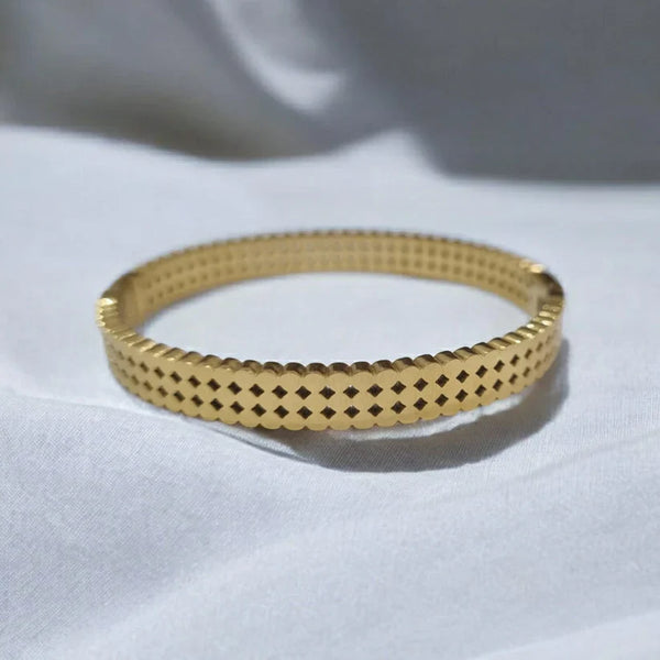 Elegant Curve Bangle – trendifypk